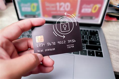 온라인 쇼핑을 위한 보안 자물쇠가 있는 신용 카드 또는 직불 카드를 들고 있는 인간의 손 닫기 금융 거래 보호 고객에 대한 스톡 사진 및 기타 이미지 Istock