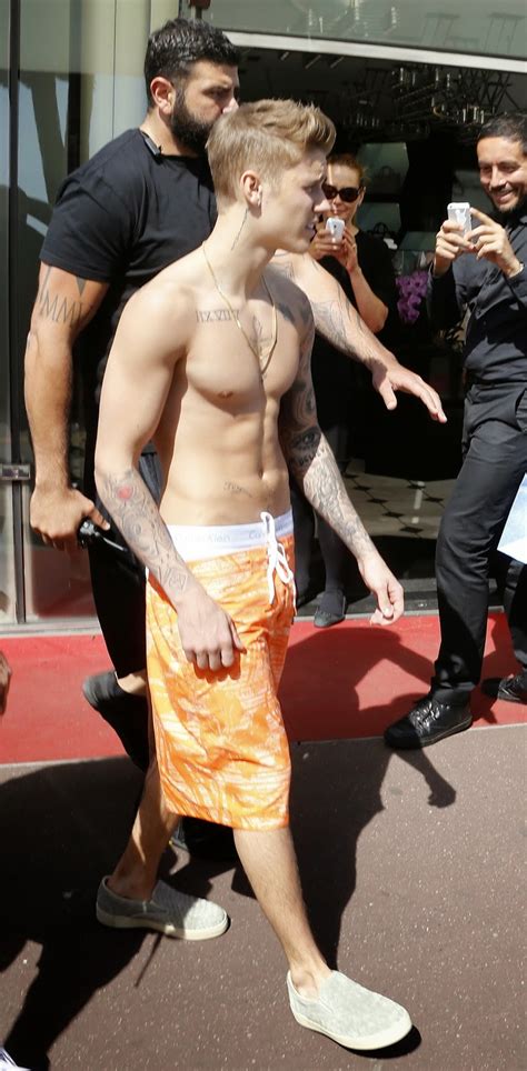 Celeb Saggers Justin Bieber Shows Off More Than Just His Abs Sag