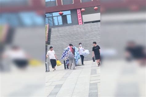 我穿着裙子带着鲜花接弟弟回家，结果他这个样子出来，太丢脸了！弟弟鲜花裙子