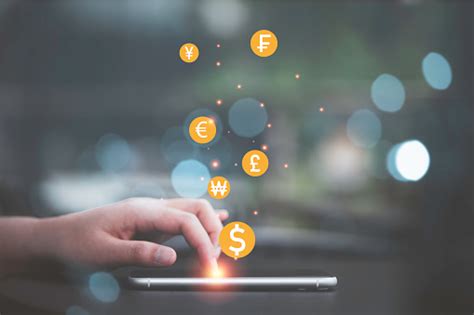 통화 아이콘과 스마트 폰을 사용하는 손은 인터넷 뱅킹 및 거래 통화 교환 또는 외환 개념에 대한 달러 엔 위안 유로와 파운드 스털링을 포함한다 통화에 대한 스톡 사진 및