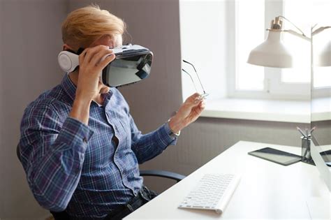 Premium Photo Office Worker Using Virtual Reality Goggles