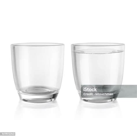 빈 물 유리와 흰색 배경에 고립 된 잔잔의 잔 3d 렌더링 0명에 대한 스톡 사진 및 기타 이미지 0명 3차원 형태 가득 찬 Istock