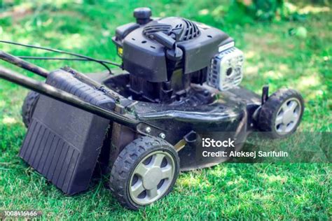 잔디를 깎고 푸른 잔디 잔디 깎는 사람 잔디 장비 정원사 관리 작업 도구를 깎고에 잔디 깍는 기계 가까이 보기 화창한 날 농업