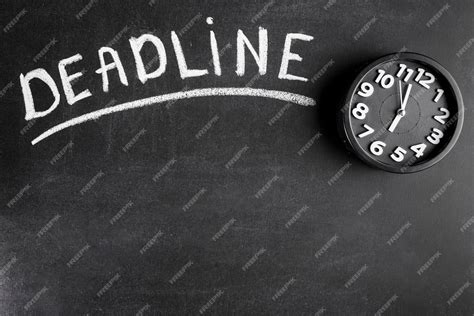 알람 시계와 함께 칠판에 마감일 텍스트 무료 사진