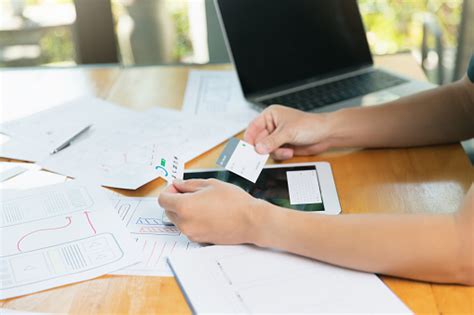 디지털 태블릿 및 스마트폰 애플리케이션 레이아웃 프로토타입 프로젝트에서 디자인하는 Ux 또는 Ui 디자이너 개발에 대한 스톡 사진 및 기타 이미지 Istock