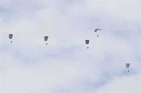 米軍またパラシュート降下訓練を強行 外来機から9人が次々と 嘉手納基地での実施は例外のはずが今年7回目【動画あり】au Webポータル国内ニュース