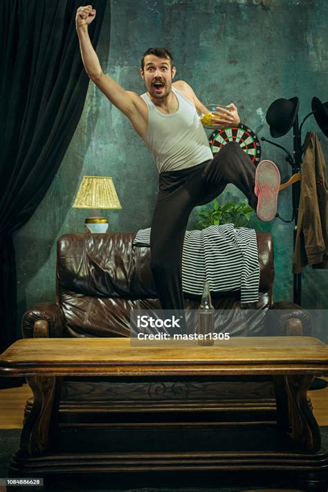 우승자입니다 압도 쾌활 한 남자 좋아하는 축구 팀의 승리를 축 하 하는 동안 손 이동 가정 생활에 대한 스톡 사진 및 기타 이미지 가정 생활 경기 스포츠 공 스포츠