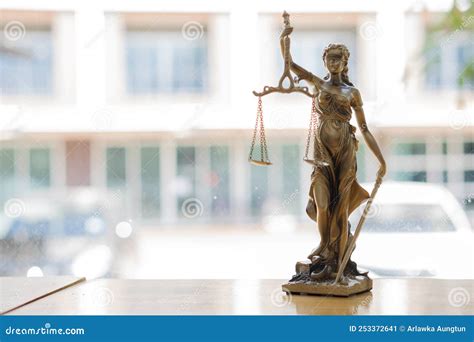 Diosa De La Justicia En Un Fondo Borroso Estatua De Ellos Concepto De