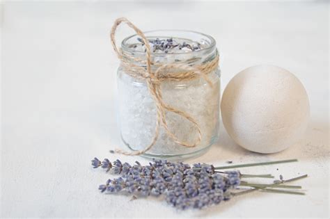 향기로운 라벤더휴식을 위한 완벽 한 자연 초본 바다 소금 화장품 항아리와 소금 라벤더 꽃 목욕 폭탄 병 결정체에 대한 스톡 사진 및 기타 이미지 Istock