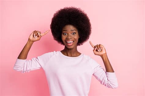 분홍색 파스텔 색상 배경 위에 고립 된 머리카락을 보여주는 매력적인 쾌활한 물결 모양의 머리 소녀의 초상화 갈색 머리에 대한 스톡 사진 및 기타 이미지 Istock