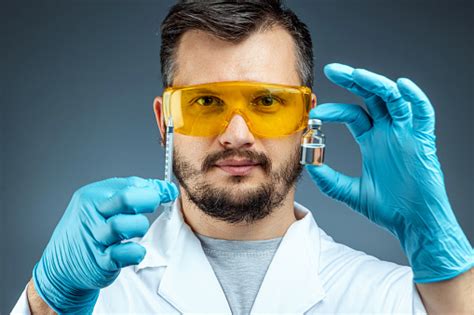 남성 과학자 흰색 코트와 안경의 실험실 조수는 그의 손에 백신병 의료 테스트 실험실 실험을 보유하고 있습니다 예방 접종 화학 분석 건강관리와 의술에 대한 스톡 사진 및 기타