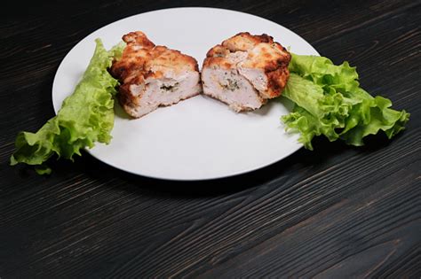 프랑스에서 만든 반으로 잘라 홈 찹 커틀릿 드 볼라유와 스터핑 양상추로 빵을 굽습니다 프렌치 치킨 가슴살 커틀릿 고기에 대한 스톡 사진 및 기타 이미지 Istock