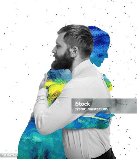 현대 미술 콜라주 하얀 배경 위에 고립 된 여성의 실루엣을 부드럽게 껴안고있는 젊은 남자 남성에 대한 스톡 사진 및 기타 이미지 남성 복고풍 사람들 Istock