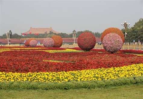 北京天安门广场开放喷泉 花团锦簇“盛装”喜迎二十大