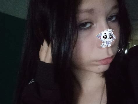 девушка с черными волосами