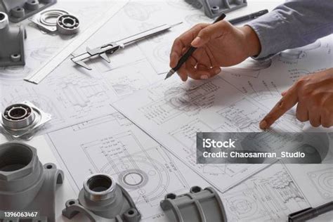 기계 도면을 설계하는 엔지니어 기술자â 부품 엔지니어링 엔진 제조 공장 산업 산업 작업 프로젝트 청사진 측정 베어링 캘리퍼 도구