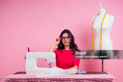 바느질 패턴 재봉틀 및 스튜디오 핑크 Backgroundseamstress 곡선 템플릿의 마네켄 재단사는 워크샵에서 옷을