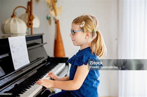 음악 학교에서 피아노를 연주하는 아름다운 미취학 소녀 귀여운 아이가 악기 연주를 배우는 재미를 느낀다 어린이를 위한 조기 음악 교육 교육에 대한 스톡 사진 및 기타 이미지