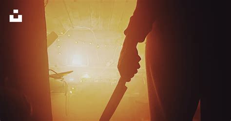 빛을 들고 검은 재킷을 입은 남자 사진 Unsplash의 무료 공포 이미지