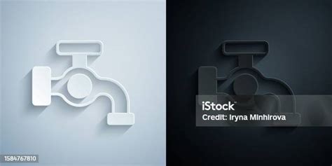 종이 잘라 회색과 검은 색 배경에 격리 된 물 수돗물 아이콘을 잘라 종이 아트 스타일 벡터 3차원 형태에 대한 스톡 벡터 아트