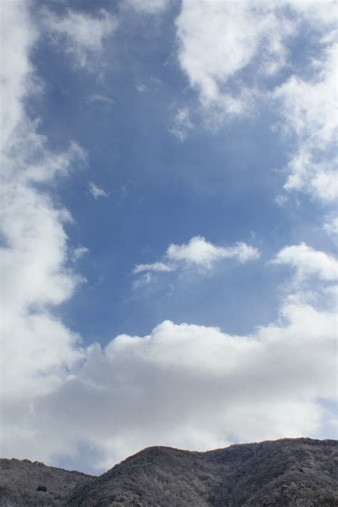 青い空と雲と山のiphone用壁紙素材