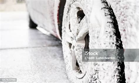 세차장세척 시 비누와 샴푸 폼이 많이 덮여 있는 자동차 휠의 디테일 0명에 대한 스톡 사진 및 기타 이미지 0명 가까운 검은색 Istock