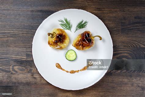 구운 노란 후추 오이 녹색 딜 프렌치 구식 디종 겨자 접시에 행복한 얼굴 상단 보기 개념에 대한 스톡 사진 및 기타 이미지 개념 개념과 주제 건강한 생활방식 Istock