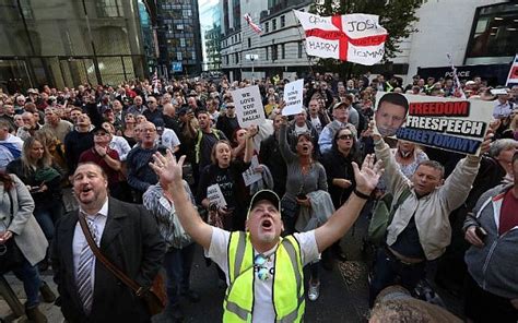 Hundreds Protest At Uk Court For Far Right Activist Tommy Robinson The Times Of Israel