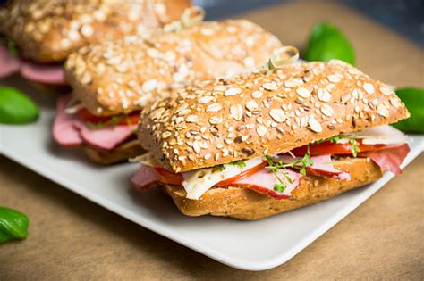 곡물 빵 햄 토마토와 어두운 배경에 유채과 야채 샌드위치 0명에 대한 스톡 사진 및 기타 이미지 0명 건강한 식생활 검은색 Istock