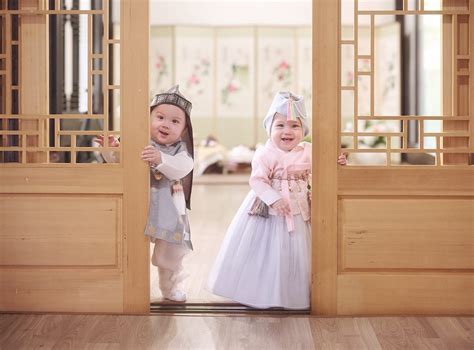 해밀갤러리 한옥스튜디오 너무 귀여울때 손발이 오글오글 해지는 느낌 아시나요 쌍둥이의 깍꿍씬이 바로