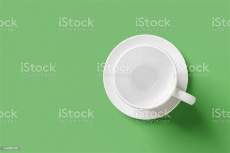 녹색 배경 위에 흰색 머그잔 접시 근접 촬영에 빈 컵 뜨거운 음료 디자인을 위한 대형 찻잔 모형 도자기 식기와 현대적인 그릇 개념 공간을 복사합니다 0명에 대한 스톡 사진