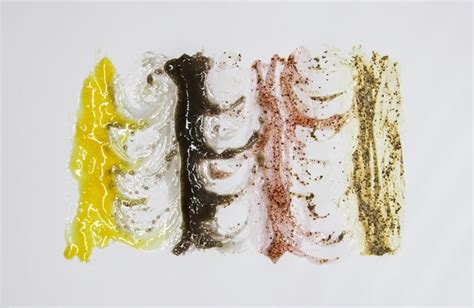 흰색 배경에 바디 스크럽 텍스처 스킨 케어 제품 견본 얼룩 프리미엄 사진