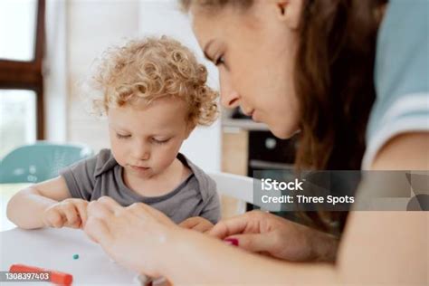 아름다운 어머니는 유치원에 살던 딸과 함께 식탁에 앉아 플라스틱에서 무언가를 만듭니다 엄마 이다 지출 그녀의 오후 자유 시간 와 그녀의 딸 놀기에 대한 스톡 사진 및 기타