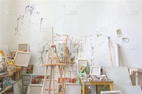 艺术家 工作室 室内 贞德 画架 调色板 画布 画笔 车间 彩色图片素材 花瓣网