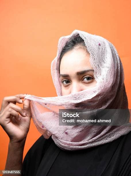 스튜디오에서 전통적인 아바야 드레스를 입은 아랍 여성의 초상화 광고에 대한 스톡 사진 및 기타 이미지 광고 단정한 의류 디자인 Istock