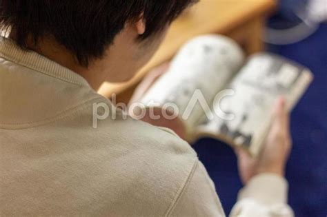 漫画を読んでいる人 No 25953782｜写真素材なら「写真ac」無料（フリー）ダウンロードok