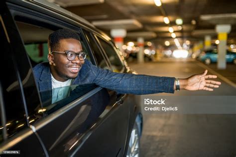 행복한 아프리카 계 미국인 사업가는 자동차의 뒷좌석에 운전하고 모든 순간을 즐기고 20 29세에 대한 스톡 사진 및 기타 이미지 20 29세 기업 비즈니스 날기