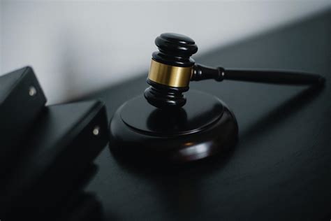 疫情期间公司停工停产，公司可以中止或解除劳动合同，以及不发工资吗？ 知乎