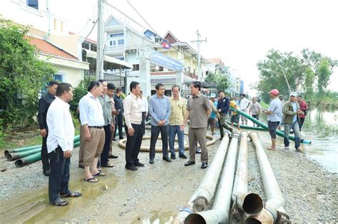 ឯកឧត្តម ឃួង ស្រេង ដឹកនាំមន្ត្រីជំនាញ ចុះពិនិត្យស្ថានភាពទឹក និងការស្ថាបនាជញ្ជាំងប្រឡាយបេតុង