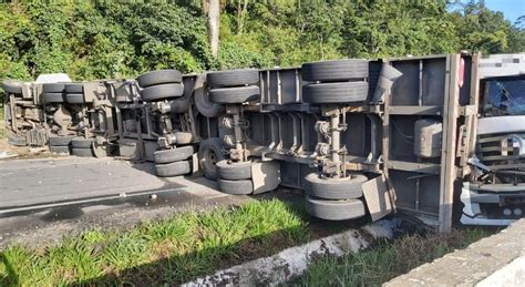 Carreta Que Transportava Alumínio Tomba E Colide Com Caminhão Na Br 101