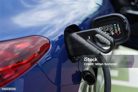녹색 전기 에너지를 사용하여 가정에서 충전하는 현대 Ev 전기 자동차 운송 개념의 미래 0명에 대한 스톡 사진 및 기타 이미지 0명 개념 개념과 주제 Istock