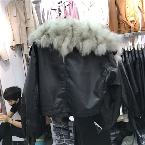 Женская куртка с натуральным мехом из искусственной кожи зимняя короткая хлопковая куртка с