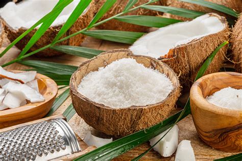 갓 뜯은 코코넛과 코코넛 조각 플레이크 코코넛 잎이 나무 테이블에 놓여 있습니다 프로젝트에 좋은 과일 배경 건강한 생활방식에 대한 스톡 사진 및 기타 이미지 Istock