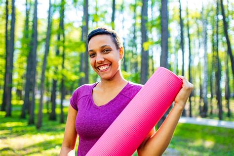 행복한 젊은 아프리카 계 미국인 여성 트레이너 짧은 머리 야외에서 요가 매트를 들고 카메라를 보고 암에 대한 스톡 사진 및 기타 이미지 Istock