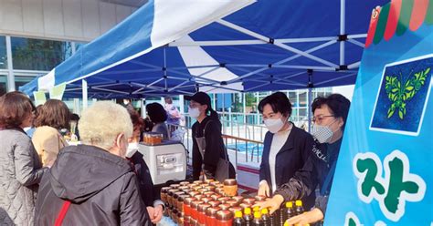 목사님이 미역 팔고 권사님이 참기름 팔고 도농 ‘직거래 우정 싹트는 교회 앞마당