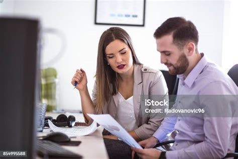 사무실에서 함께 일 하는 젊은 성인 성공한 사람들의 그룹 건축가에 대한 스톡 사진 및 기타 이미지 건축가 경영자 글로벌 비즈니스 Istock