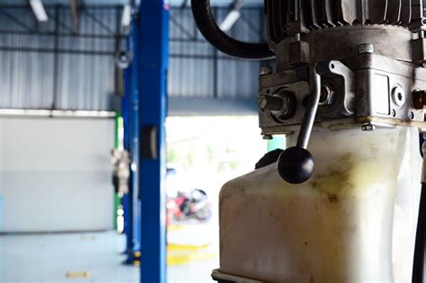 자동차 수리가 게에서 유압 상자에 검은 리프트 제어 버튼 교통수단에 대한 스톡 사진 및 기타 이미지 교통수단 금속 기계