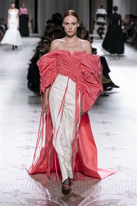 Noblesse Radicale See Givenchys Haute Couture Collection For Autumn