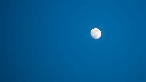 Download Wallpaper 1600x900 Moon Sky Night Blue Minimalism