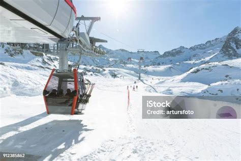 케이블 리프트 케이블 카 눈 덮인 겨울 산에 곤돌라 통나무집 아름 다운 배경 0명에 대한 스톡 사진 및 기타 이미지 0명 가루눈 겨울 Istock
